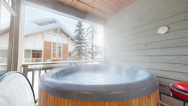 Charming Ski-in/ski-out Pet Friendly Condo! - Sun Peaks Resort, BC
