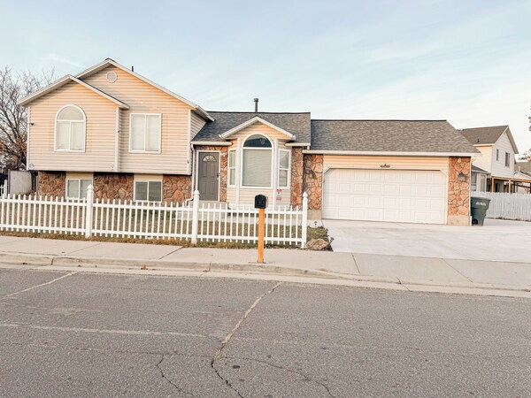 Spacious And Conveniently Located 5 Bedroom 3 Bath Home In Slc With Amenities - Salt Lake City, UT