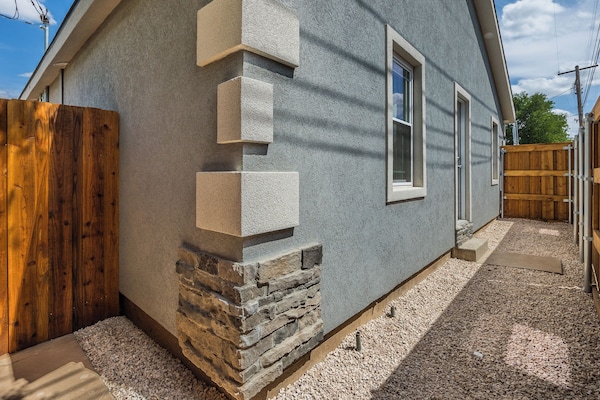 Cute, Privately Split Duplex W/ Queen Beds & Large Tvs, Located On Rt 66 - Amarillo, TX