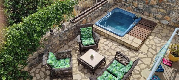 Plaka-sleeps4-parking-pool-hottub-seaviews - Elounda