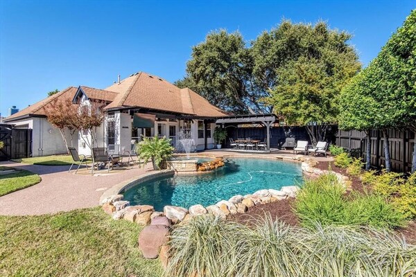 Frisco Luxury Retreat, Oasis Backyard, Private Pool & Free Heated Spa - Frisco, TX