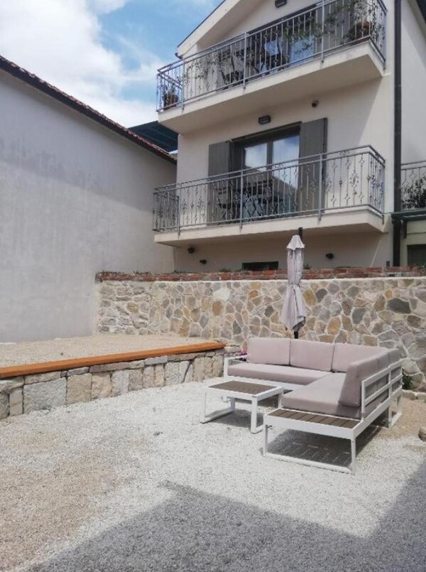 Centrally Located 1-bedroom Apartment With Jacuzzi & Private Parking - Split