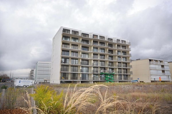 Cute, Cozy One Bedroom, One Bath Condo With An Oceanfront Balcony, So Come And Enjoy Beautiful Ocean Views! - Fenwick Island, DE