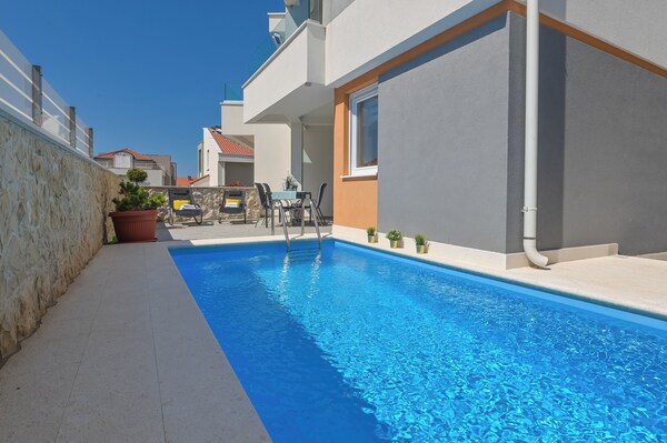 Deluxe Two-bedroom Apartment With Private Pool - Stara Novalja