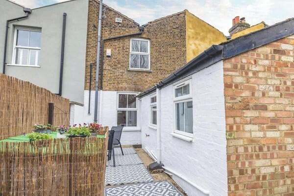 Characterful 2-bedroom House In Windsor - Berkshire