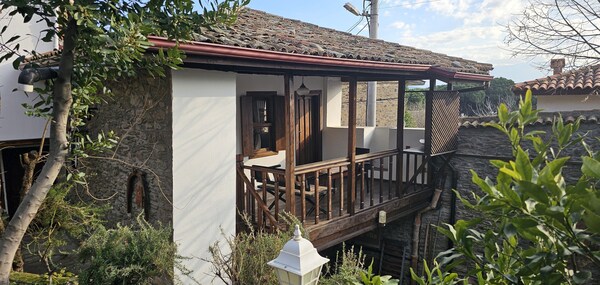 Birgi Mai Siyah Konak; Osmanlı Döneminden Kalma Bağımsız Girişli Evler. - İzmir