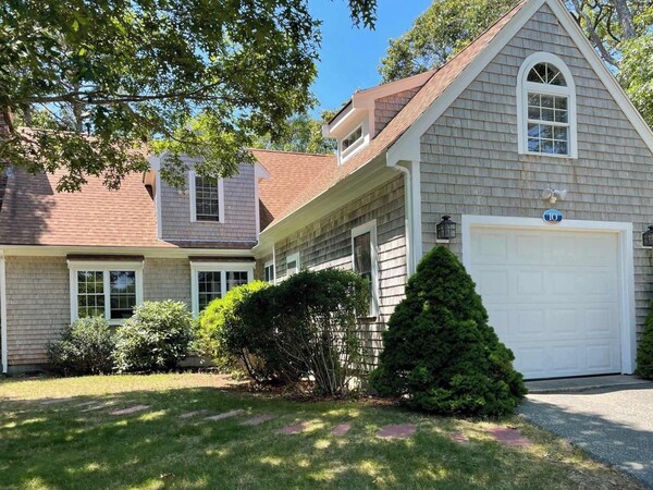 Cozy Bungalow Close To Downtown! - Cape Cod, MA