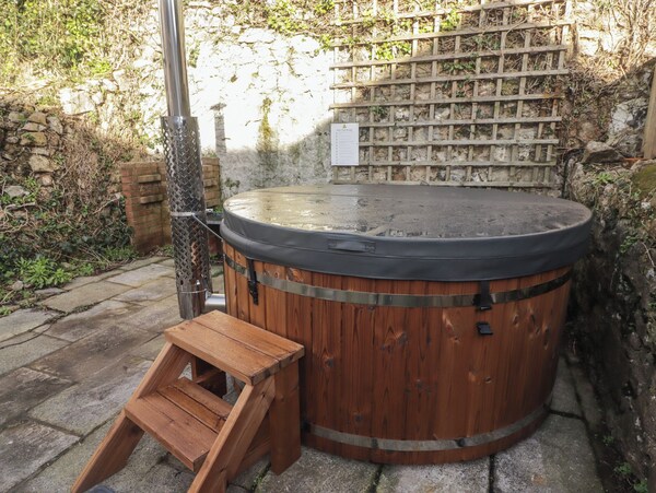 3 Somerset Place, Pet Friendly, With Hot Tub In Tenby - Tenby