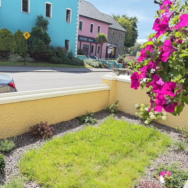 Cosy Home. Killarney Town Centre 5 Minute Walk - Free Parking/wifi - Sleeps 6 - Killarney