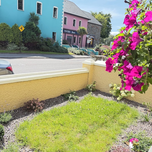 Cosy Home. Killarney Town Centre 5 Minute Walk - Free Parking/wifi - Sleeps 6 - Killarney