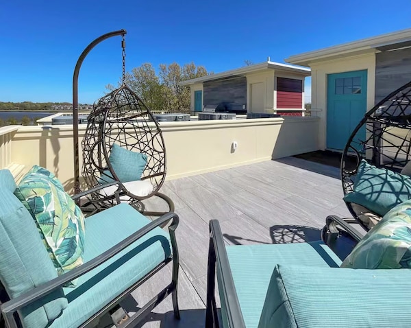 D79 Spacious 5-bedroom House With Roofdeck Near Boston! - Boston, MA