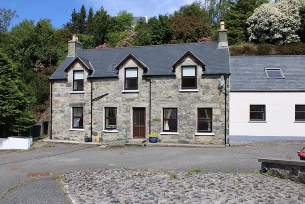 Beautifully Renovated Property In Heart Of Tarbert - Harris