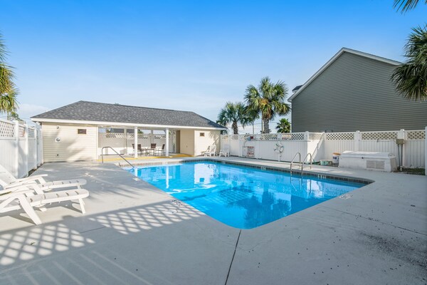 Beautiful Townhouse With Pool, Central Ac, Patio And Close To Everything - Mexico Beach, FL