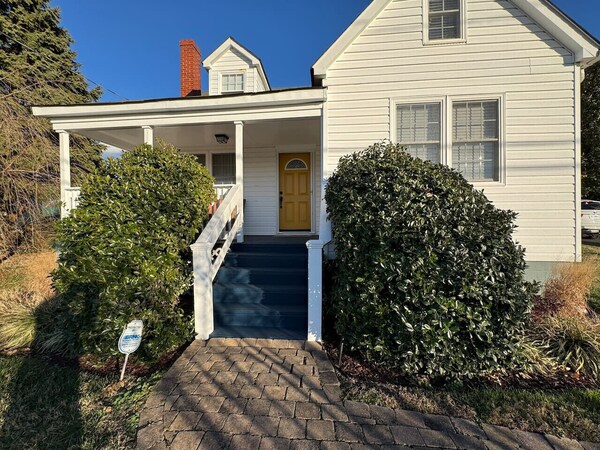 Warm, Comfy 3 Bd/2ba W/ Private Fenced Yard - Manassas, VA
