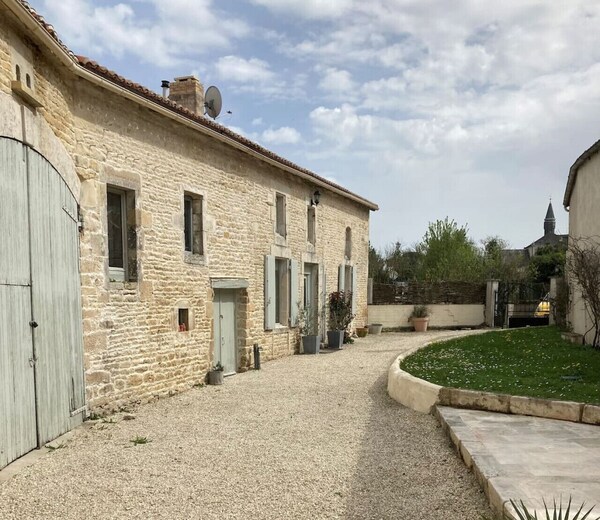 Rural 3 Bed Barn Conversion With Swimming Pool - Charente