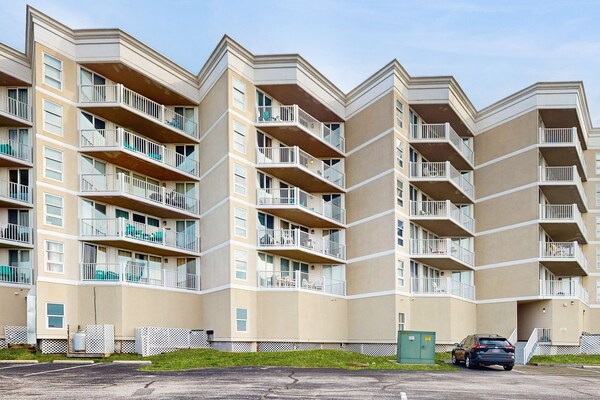 Relaxing Oceanfront Condo With Pool, Gym, Kitchen, And Wifi - Sneads Ferry, NC