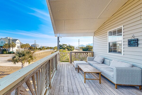 Coastal Home With Large Deck, Close To Beach And Local Attractions - Hampstead, NC
