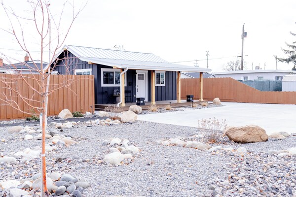 The Black Bird Bungalow -Charming Modern-vintage Flair - Spa & Fireside - Twin Falls, ID