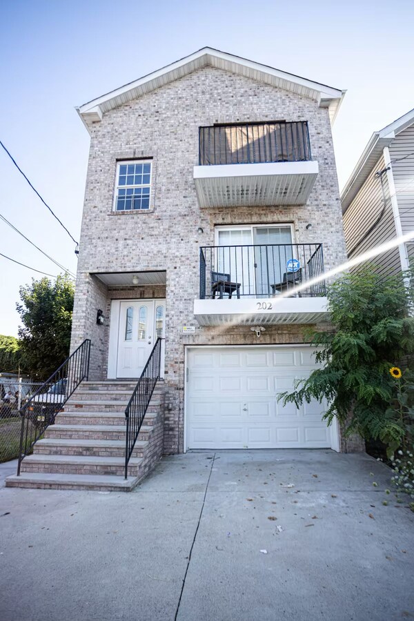 City Getaway: Elegant 3br 2ba Patio Oasis Near Nyc, Ewr &\Namerican Dream Mall - Bloomfield, NJ