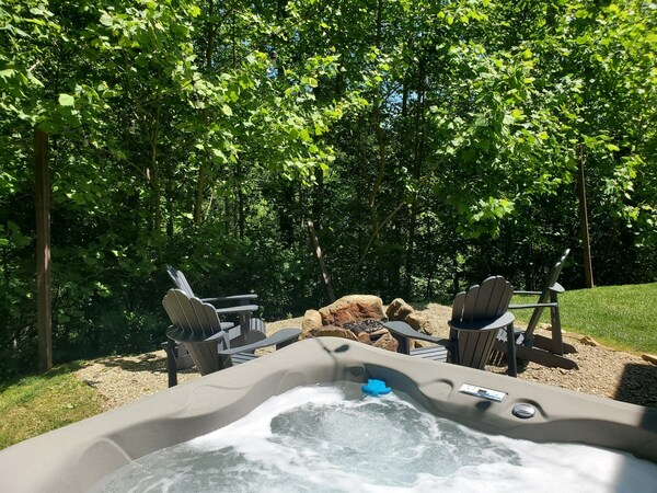 You Found The Perfect Vacation Cabin, Stop Scrolling! Hot Tub And Views, Dogs Ok - Cherokee, NC