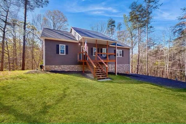 Luxe Comfort  Two-story Home With Game Room And Firepit On Private Cul-desac - Moneta, VA