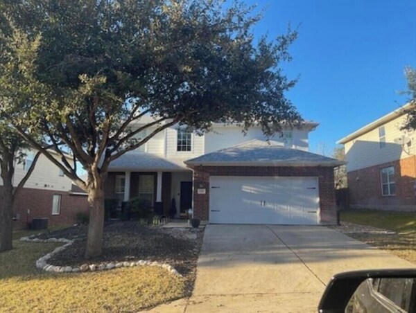 Spacious 4-bedroom House With Wifi, Pool & Park Access  Near Georgetown Square - Georgetown, TX