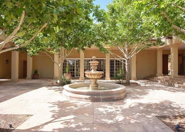 The Ridge | Pool | Special Event Venue | Luxury Accommodations - サンタフェ, NM