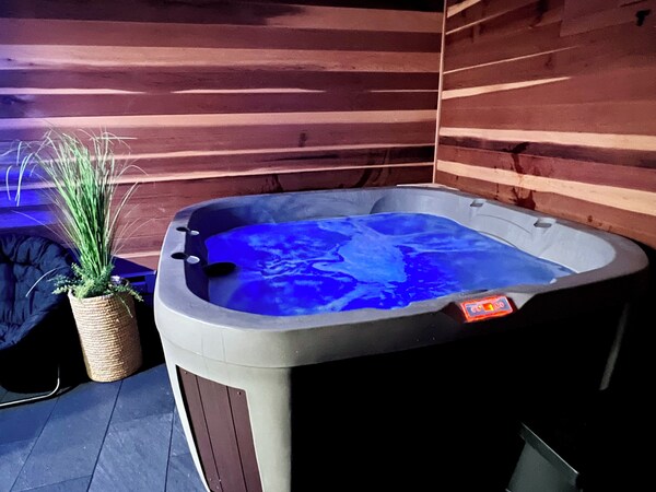 Home With Spa Room, Steam Shower, Sauna, Hot Tub! 8 Beds - Pocono Lake, PA