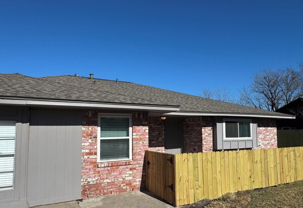 Stylish Cozy 2-bedroom Duplex  In Enjoyable Stafford With Wifi, Ac, Smart Tvs - Stafford, TX