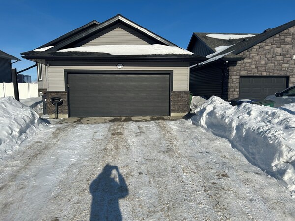 2 Bedrooms | Near Yxe Airport | Safe Quiet Area - Saskatoon