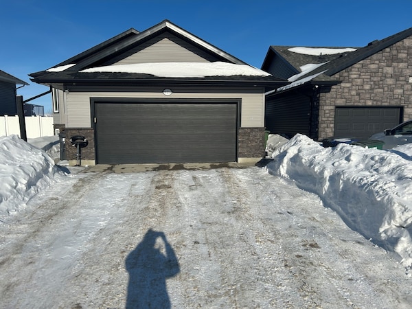 2 Bedrooms | Near Yxe Airport | Safe Quiet Area - Saskatoon