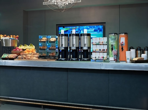 Unique Urban Room W/ Café Indulgence In Times Square Buzz - Belvedere Castle