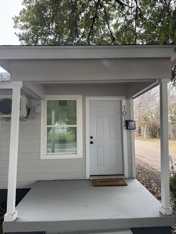 Cozy Home  Near Downtown Dallas - Cedar Hill, TX