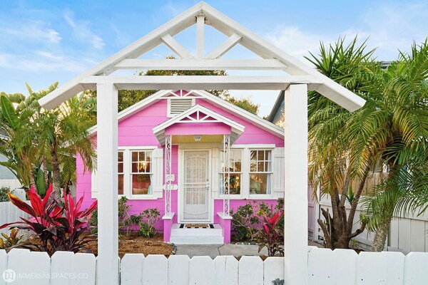 Bar; Beach; Walk Downtown; Front Yard & Courtyard; Private Home; Family Friendly - Lake Worth, FL