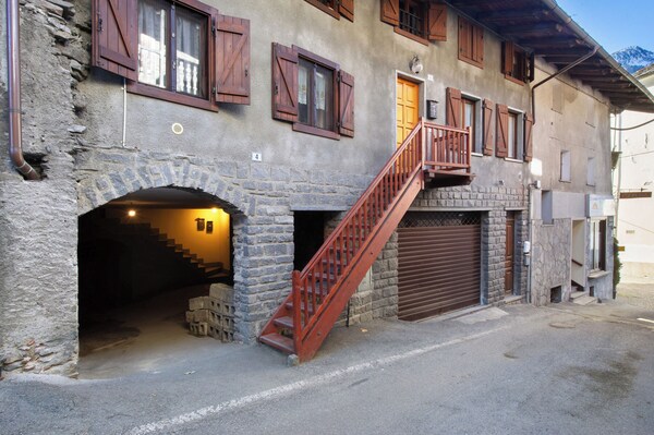 Apartamento 'L'archetto Valle D'aosta' Con Vistas A La Montaña Y Wi-fi - Courmayeur