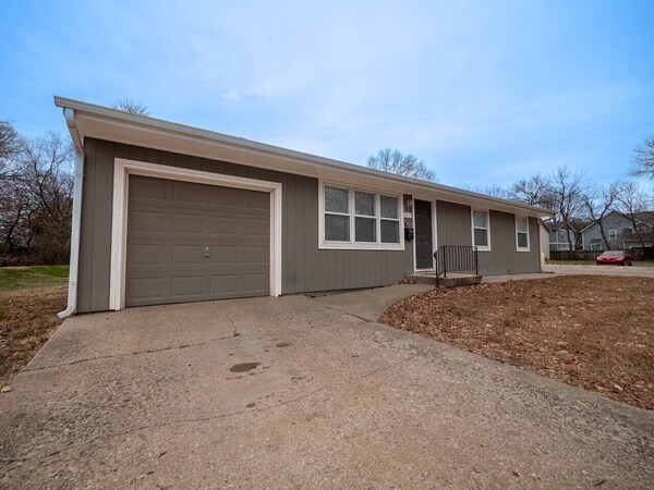 [2br] The Sunburst Retreat - Lawrence, KS