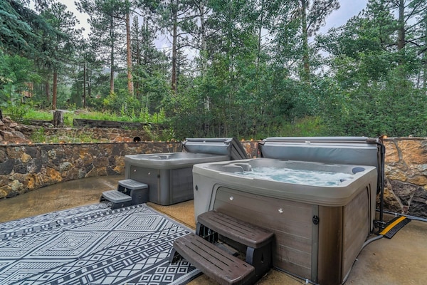 The Stone Lodge | Sleeps 15 | Hot Tubs | Game Room - Manitou Springs, CO