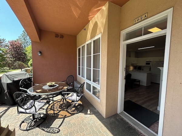 Luxe Studio With Full Kitchen - 102a - Kelowna