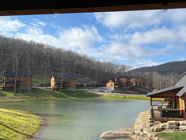 Charming 2-bedroom Retreat-mins To Table Rock Lake-local Attraction Tickets-pvt Hot Tub-water View - Ridgedale, MO