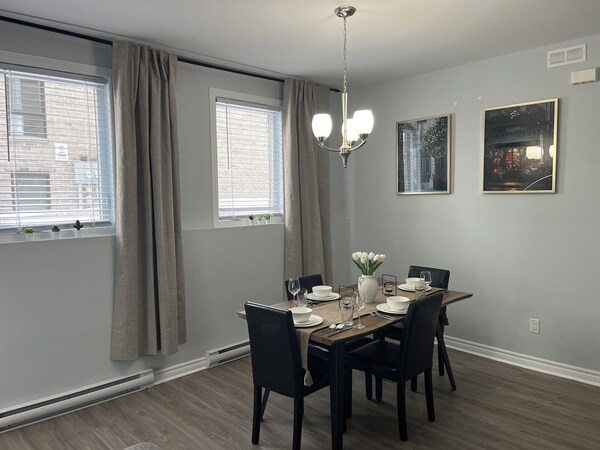 Charming & Cozy Apartment Of 2 Bedrooms - Kanata