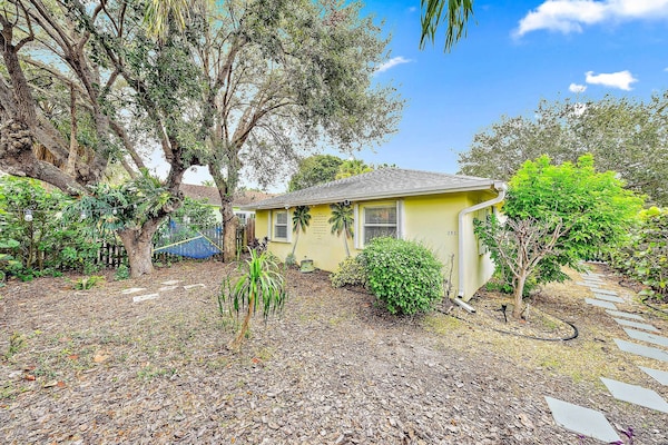 1 Mi To Shore: Pet-friendly Lake Worth Beach Home! - Lake Worth, FL