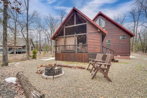 Hot Tub + Fire Pit: Broken Bow 'Honeymoon Cabin' - オクラホマ州