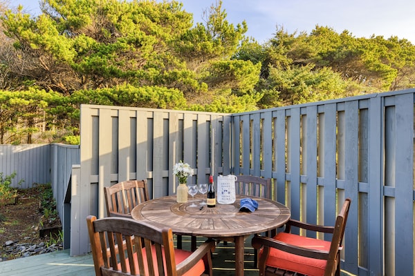 Half Block To Beach W\/ Oceanview, Patio + Balcony | The Shore Pine By Avantstay - Cannon Beach, OR