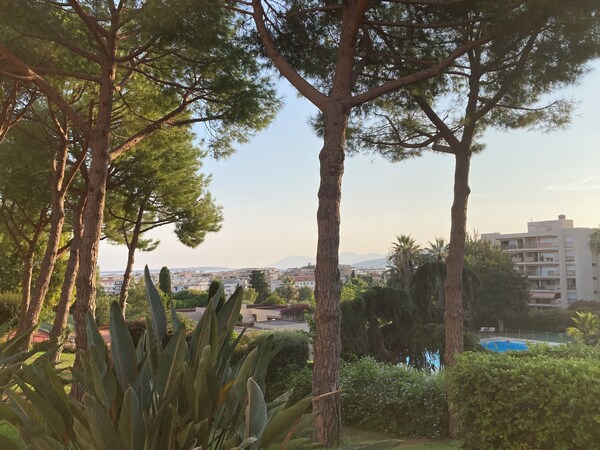 In Juan Les Pins And 5 Mns From The Sea! Apartment In Residence With Swimming Pool And Tennis Court - アンティーブ