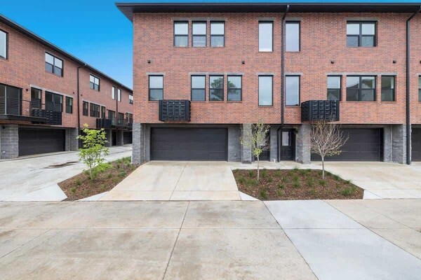 Pioneer - Arts District - Garage - 0.5 Mi Dt - Bentonville, AR