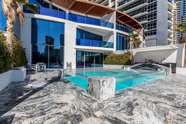 Ultra Luxury Marina Villa - Private Pool, Sauna, Steam, Elevator & Elite Design - Dubai