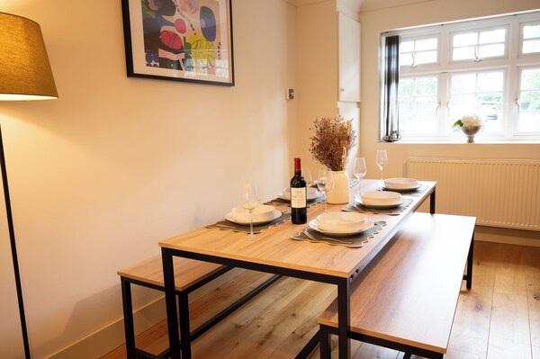 Spacious 3-bedroom Apartment In Charming Redhill With Wifi - Redhill