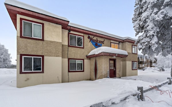 5 Min Walk To Restaurants/cafes, 8 Min Drive To Airport, 10 Min Walk To Trails. - Anchorage