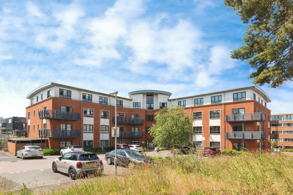 Luxury 2 Bedroom, 2 Bathroom Apartment Close To Exhibition Centre - Farnham