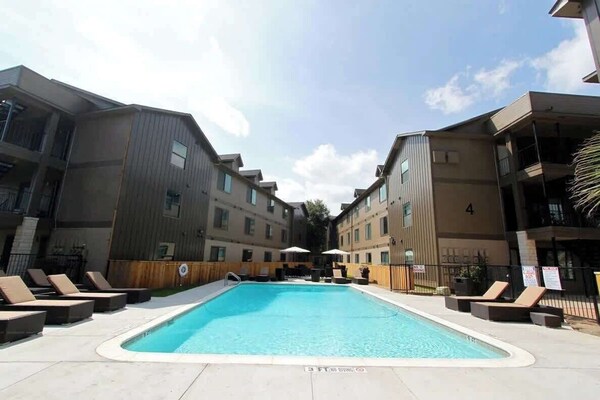 8 Mins To Downtown King Bed | Pool, Parking Gym 04 - Austin, TX